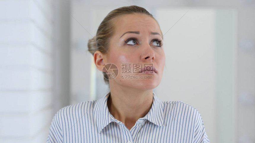 困惑困惑的女人肖像高清图片下载-正版图片505033339-摄图网
