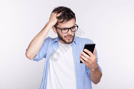 可疑的年轻人在电话高清图片下载-正版图片504847912-摄图网