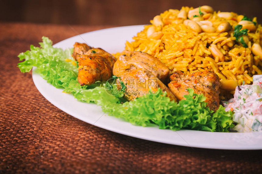 饭桌上有鸡肉高清图片下载-正版图片505048496-摄图网