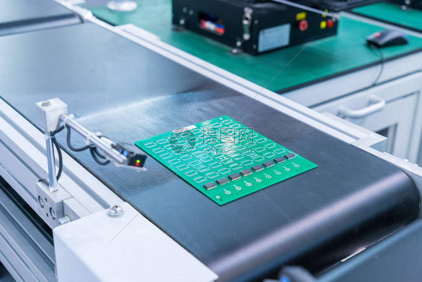 在CNC机器上进行PCB加工高清图片下载-正版图片505052514-摄图网