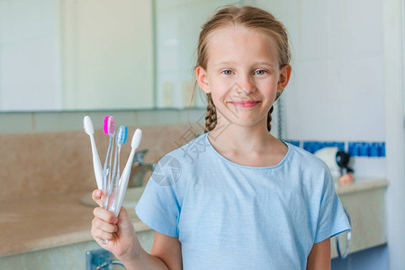 六岁女孩在浴室里洗刷牙高清图片下载-正版图片504907219-摄图网