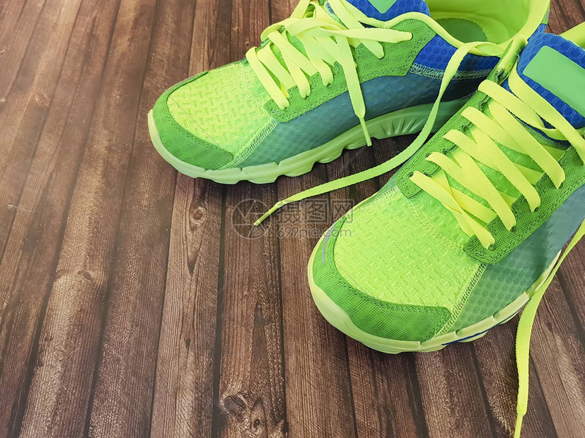 木板上的绿色运动鞋高清图片下载-正版图片505065894-摄图网