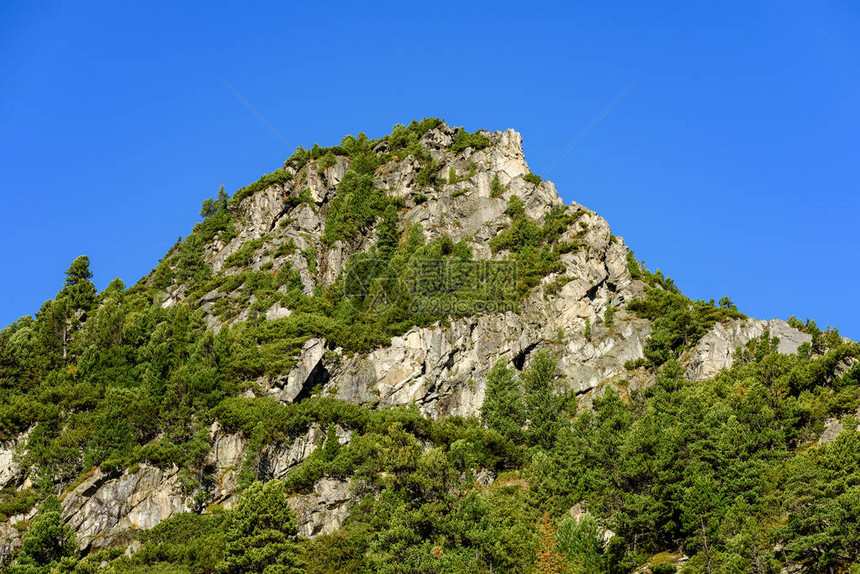 斯洛伐克喀尔巴阡山脉在秋天山顶上的远足径旅行的晴天绿色的山丘高清图片下载-正版图片505065926-摄图网