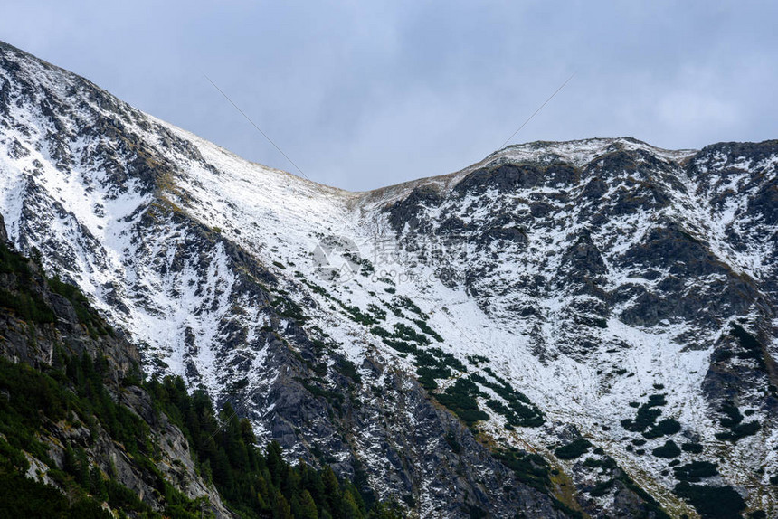 斯洛伐克喀尔巴阡山脉在秋天山顶上的远足径旅行的晴天绿色的山丘高清图片下载-正版图片505065941-摄图网