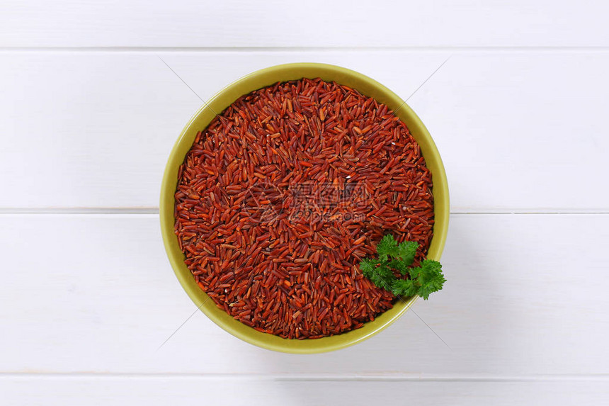 白色木质背景中的一碗红米饭高清图片下载-正版图片505066307-摄图网