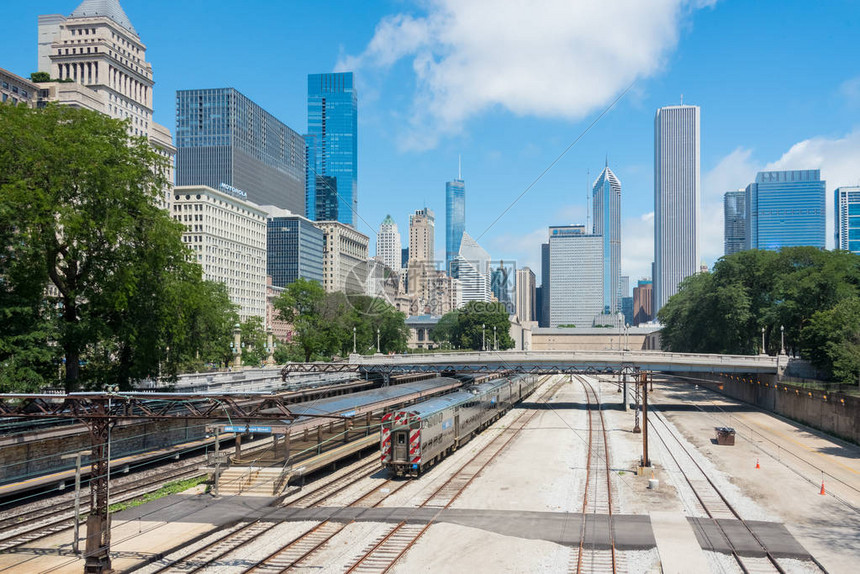 芝加哥市中心的白色大桥高清图片下载-正版图片505081025-摄图网