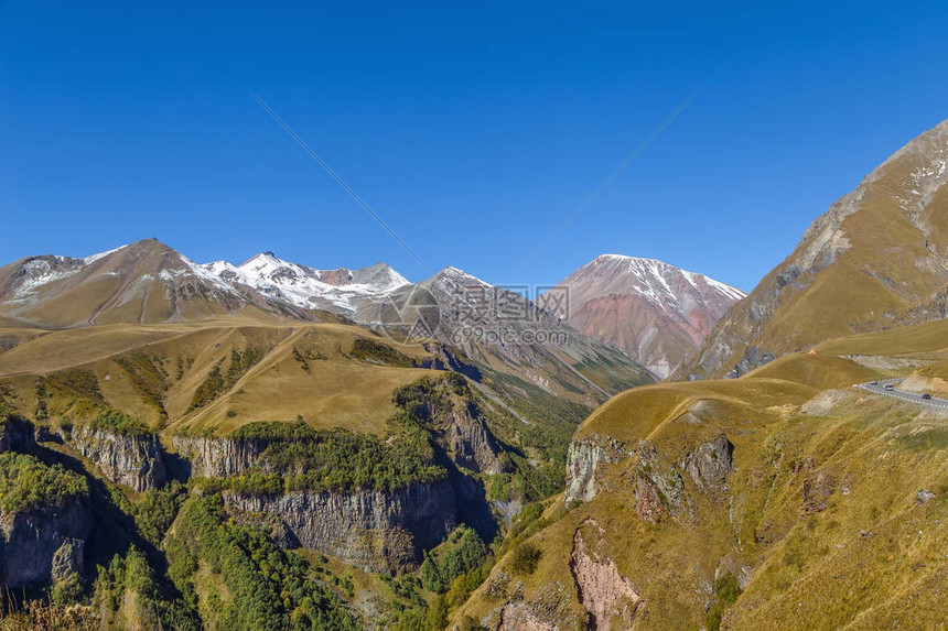 格鲁吉亚格鲁吉亚俄罗斯友谊纪念碑Gudauri附近的山区地高清图片下载-正版图片505081957-摄图网