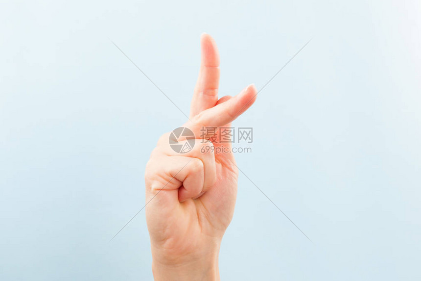 美国手语女手举字母A在蓝色背高清图片下载-正版图片505082922-摄图网