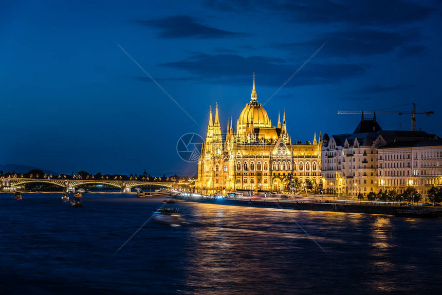 匈牙利议会大楼和布达佩斯多瑙河的城市风景高清图片下载-正版图片505090302-摄图网