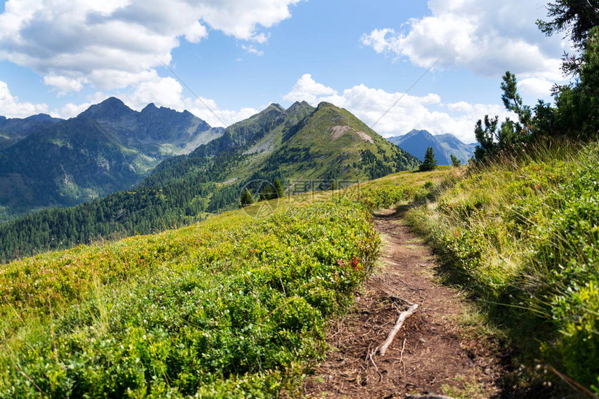 在奥地利阿尔卑斯山徒步足迹生活方式改变幸福概念Planai自行车和Schladming高清图片下载-正版图片505102648-摄图网