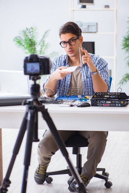 Vloglog博客相机上的Vlogger录高清图片下载-正版图片505106596-摄图网