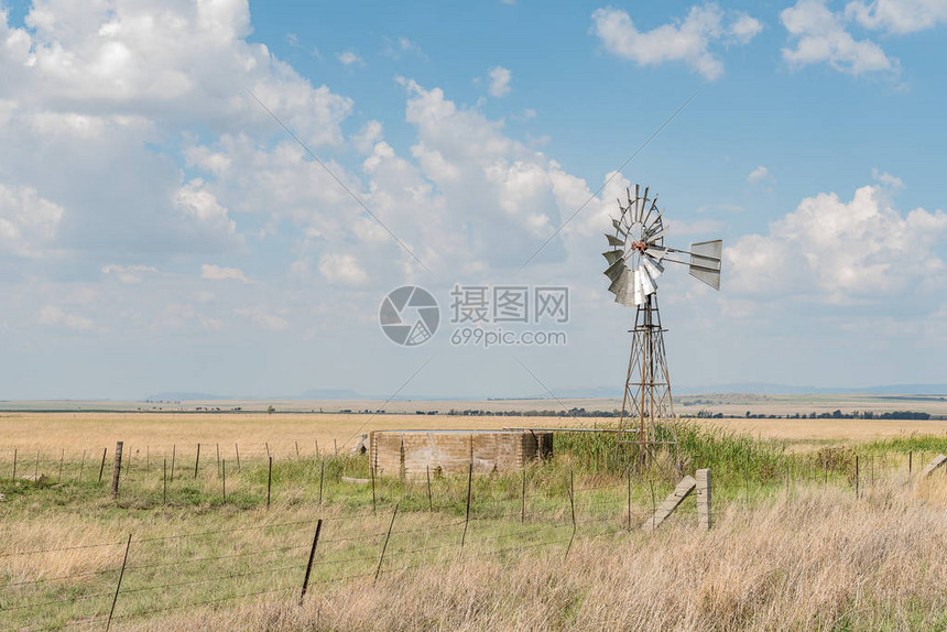 南非自由州省Verkeerdevlei与Excelsior之间R703号公路旁边有水泵风车和大高清图片下载-正版图片505123401-摄图网