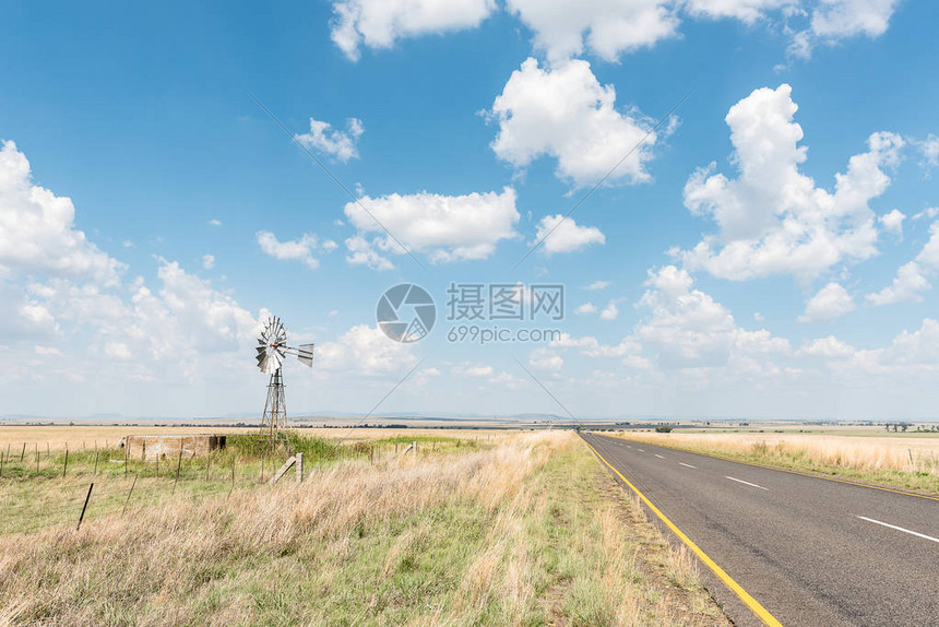 南非自由州省Verkeerdevlei与Excelsior之间R703号公路旁边有水泵风车和大高清图片下载-正版图片505124699-摄图网