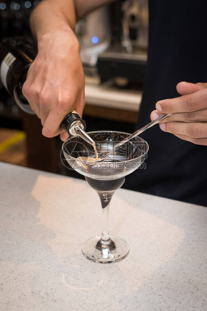 调酒师调制鸡尾酒高清图片下载-正版图片505133083-摄图网