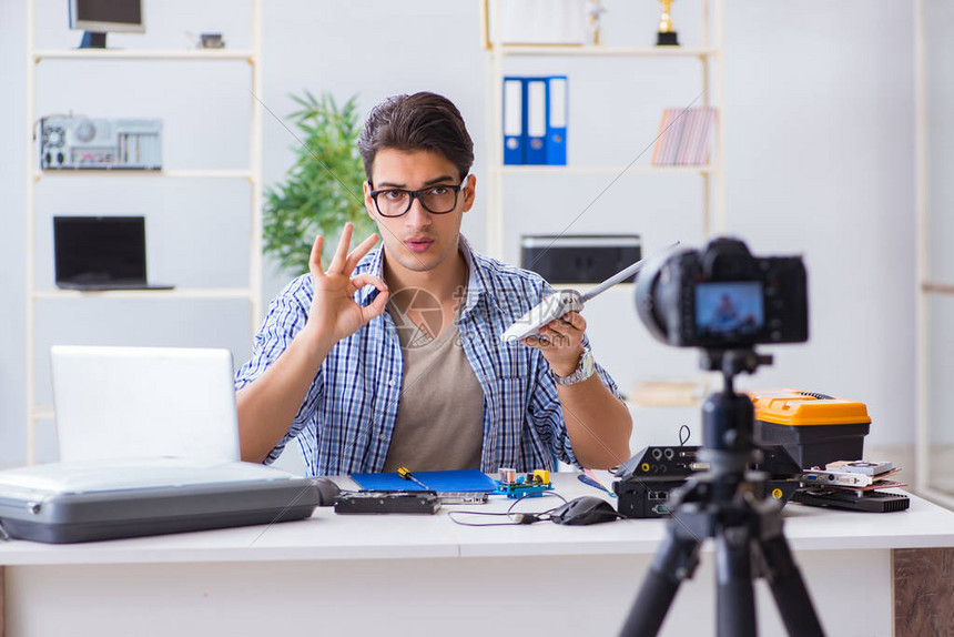 Vloglog博客相机上的Vlogger录高清图片下载-正版图片505134370-摄图网