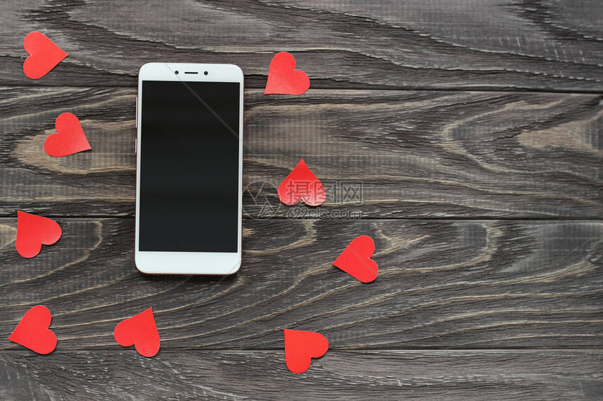 手机在一棵树的背面和一颗小红心旁边是白色的情人节请查看InfoFin高清图片下载-正版图片505150071-摄图网
