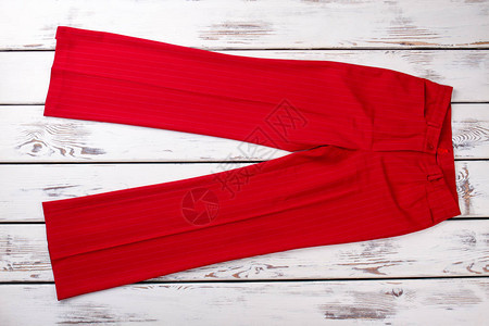 红色折叠条纹裤子亮的木高清图片下载-正版图片505157609-摄图网