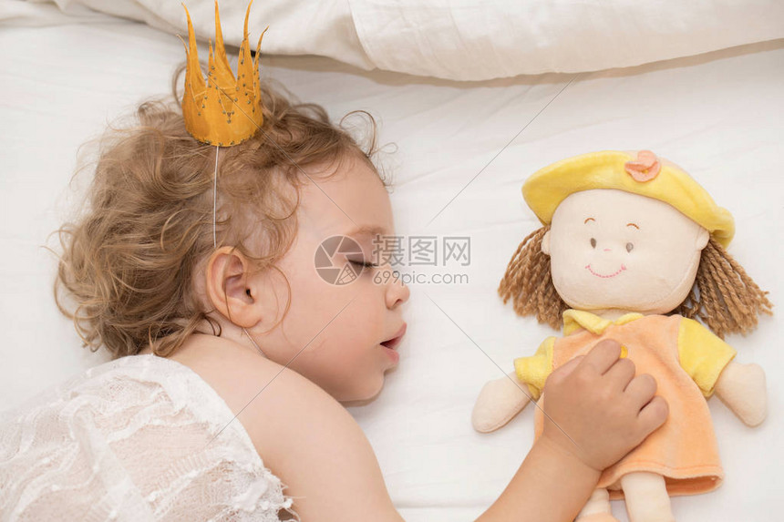 在她的白色床上睡了两年的小女孩特写高清图片下载 正版图片505168733 摄图网