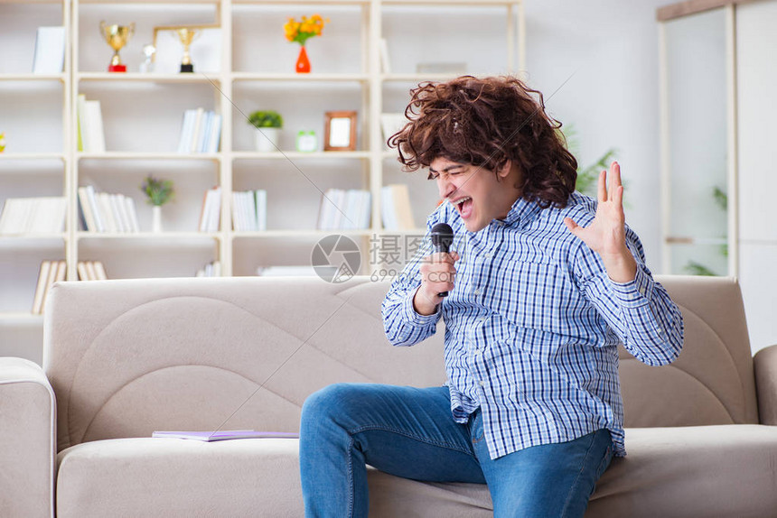 在家唱卡拉OK歌高清图片下载-正版图片505175400-摄图网