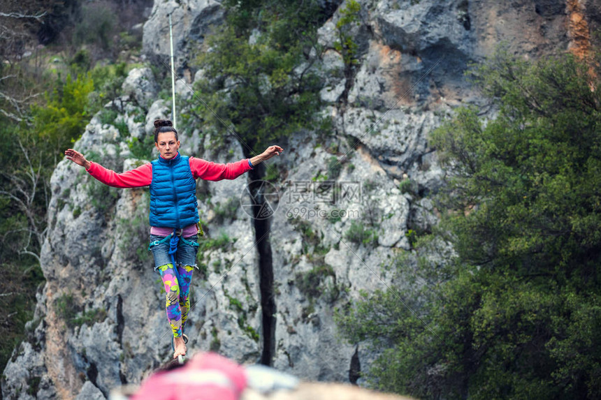 绳索上的Highliner山背景上的高线对质的极限运动在吊索上平高清图片下载-正版图片505175510-摄图网