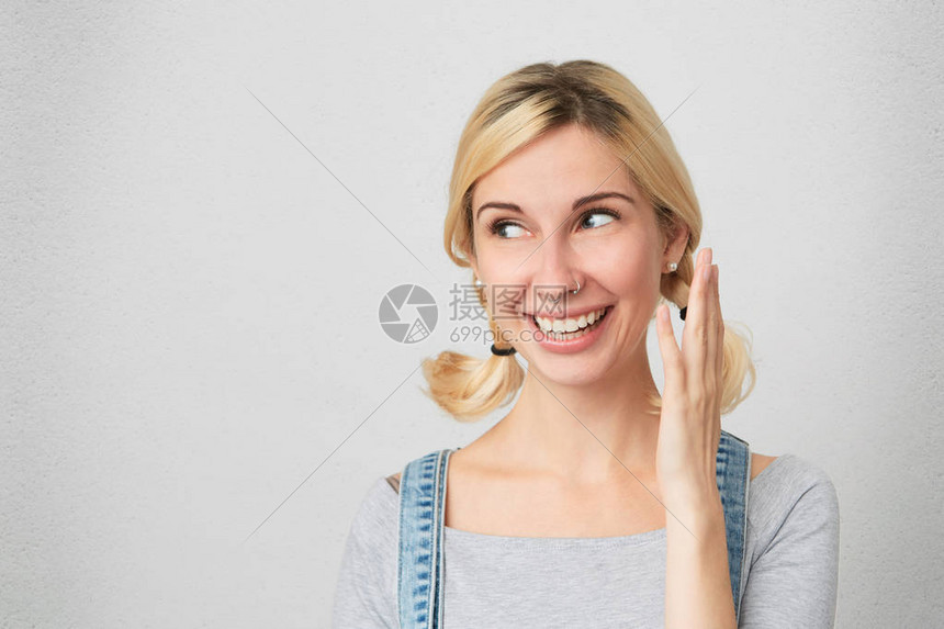 年轻女孩Wiht穿鼻孔子向一边看笑容的肖像高清图片下载-正版图片505177795-摄图网