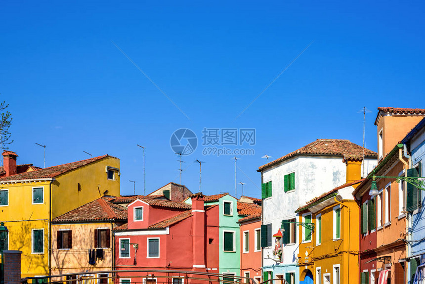 日光显示有色建筑物的外观高清图片下载-正版图片505183603-摄图网