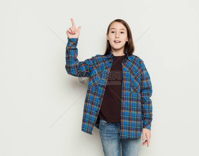 年轻快乐的女孩有伟大的想法高清图片下载-正版图片505187074-摄图网