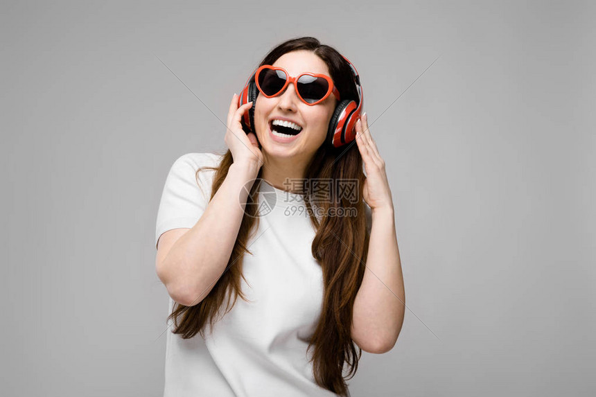 美丽的曲线优美的黑发女人高清图片下载 正版图片505189266 摄图网