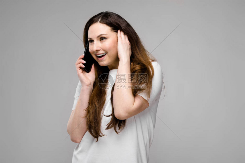 美丽的曲线优美的黑发女人高清图片下载 正版图片505189272 摄图网