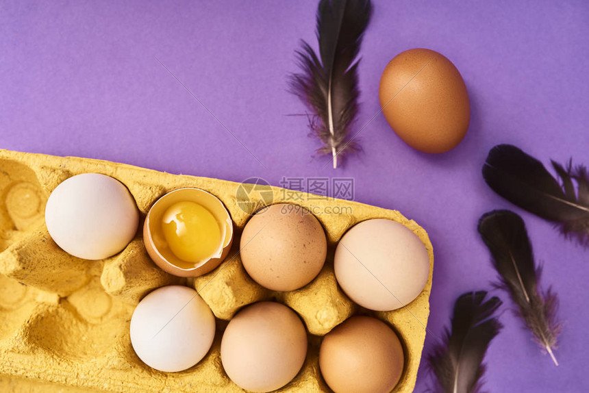 黄纸盒中鲜生鸡蛋的顶端景色羽毛高清图片下载-正版图片505190995-摄图网