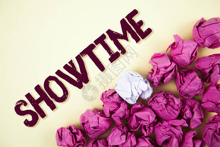 显示Showtime的文本符号概念照片时间播放电影音乐会表演活动计划开始书面白色键盘与复制高清图片下载-正版图片505207212-摄图网
