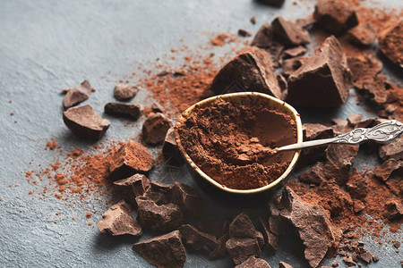 黑巧克力碎在深色背景上高清图片下载-正版图片505224539-摄图网