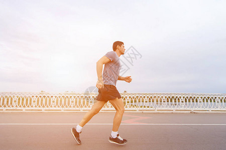 男子赛跑者在乡间小路上奔跑高清图片下载-正版图片504913052-摄图网