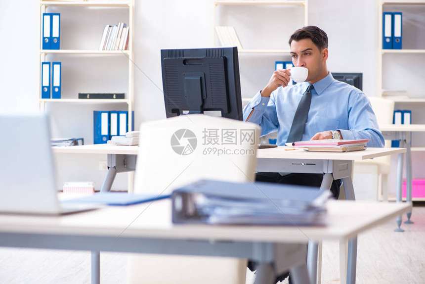 坐在办公室办公桌前的高清图片下载-正版图片505231901-摄图网