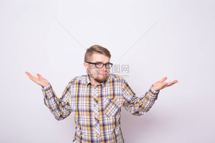 年轻情绪奇异沮丧和困惑的人类情感高清图片下载-正版图片505234790-摄图网