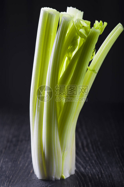 blcak木制背景上的新鲜生芹菜高清图片下载-正版图片505236601-摄图网