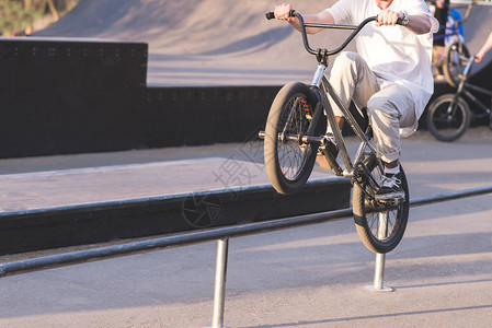 BMX自由式BMX骑手在椅子上的高清图片下载-正版图片505209804-摄图网