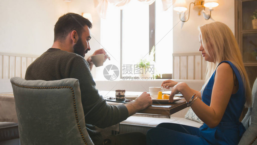 咖啡馆的一对快乐的情侣享受甜点高清图片下载 正版图片505255743 摄图网