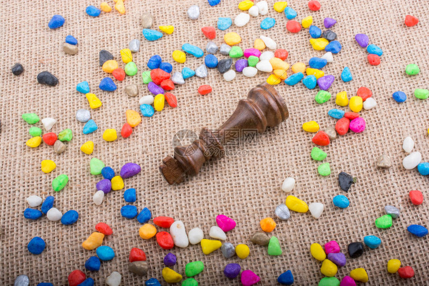 国际象棋国王在画布背景上的彩色鹅卵石中高清图片下载-正版图片505265499-摄图网