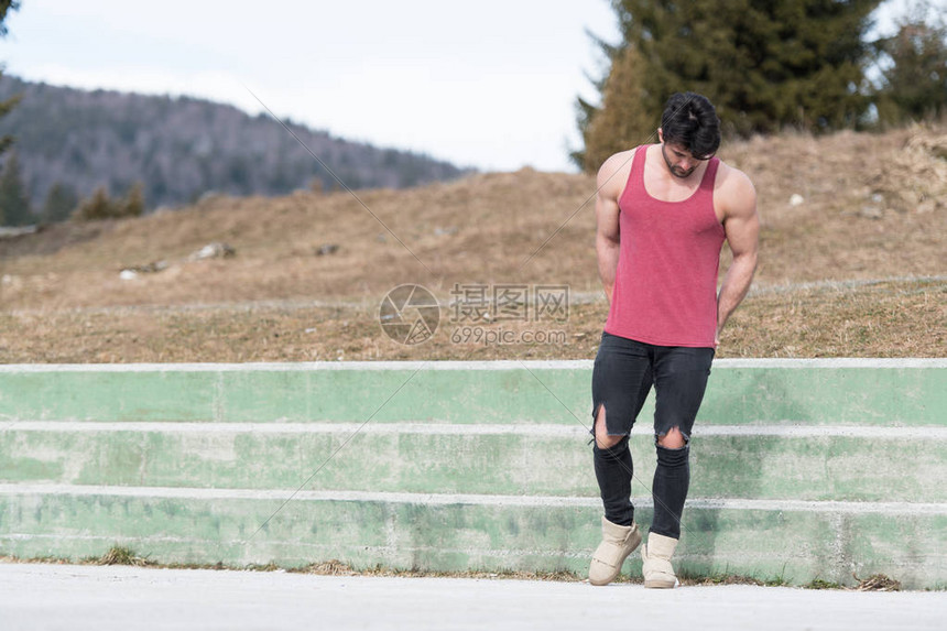 健康的年轻人穿着黑色牛仔裤站着强壮的弯曲肌肉肌肉运动健美运动员健身模型在户外摆姿势您高清图片下载-正版图片505266986-摄图网