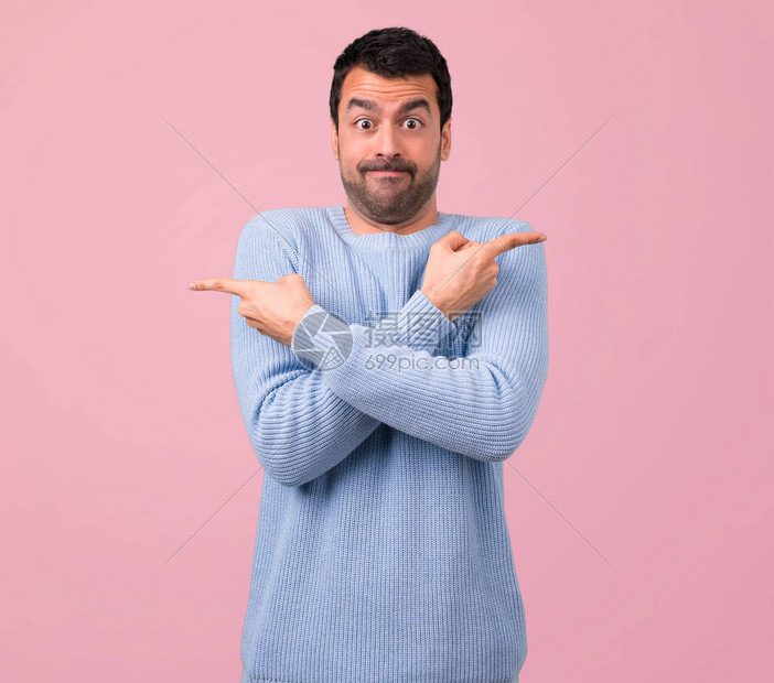 穿着蓝色毛衣的男人指向有怀疑的横向未决定的人在高清图片下载-正版图片505275964-摄图网