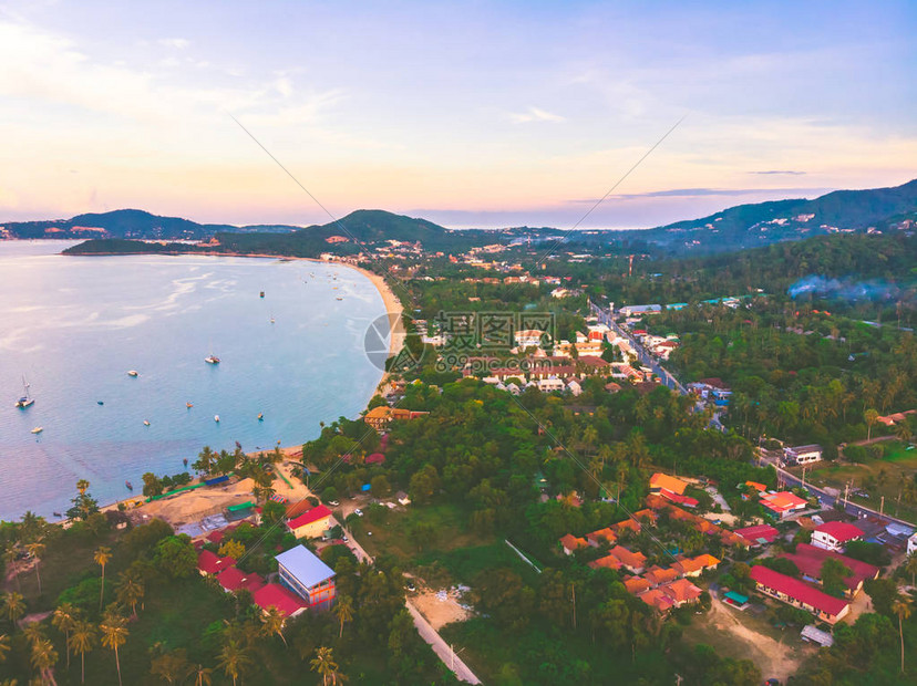日落度假和旅行时在泰国高山Samui岛用棕榈树和其他树对美丽的热带海滩和海高清图片下载-正版图片505277857-摄图网