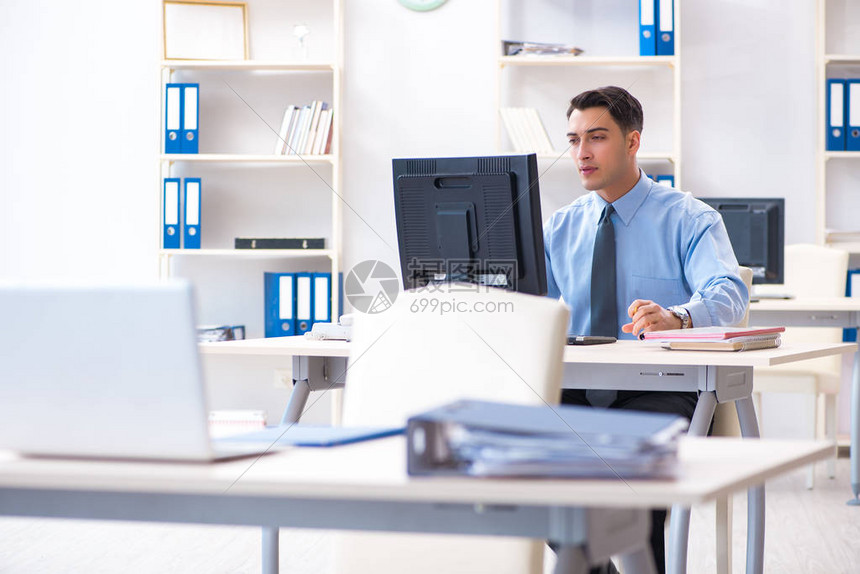 坐在办公室办公桌前的高清图片下载-正版图片505280428-摄图网