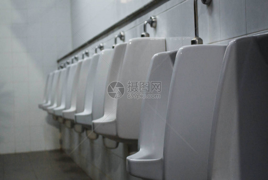 公共厕所里的男小便池高清图片下载 正版图片505283249 摄图网