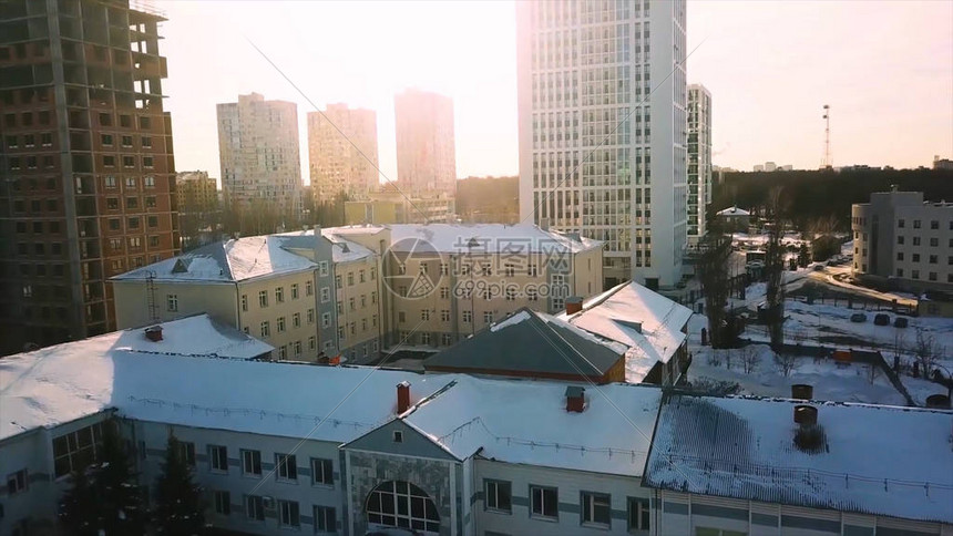 被雪覆盖的公寓楼或公寓楼Karoliniskes区旧苏联时代建筑的鸟瞰图城市冬季景观与街道透高清图片下载-正版图片505294773-摄图网