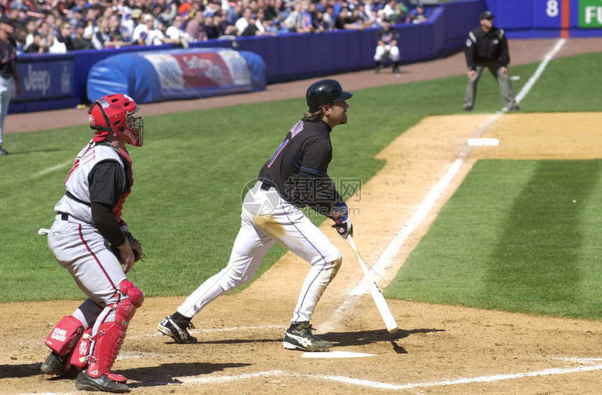 迈克皮亚扎在纽约大都会队的职业生涯中为纽约大都会队的比赛中的比赛动作名人堂捕手MikePiazza是一名前职业棒球接手高清图片下载-正版图片 ...