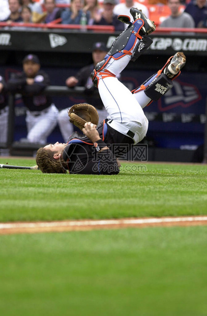 迈克皮亚扎在纽约大都会队的职业生涯中为纽约大都会队的比赛中的比赛动作名人堂捕手MikePiazza是一名前职业棒球接手高清图片下载-正版图片 ...