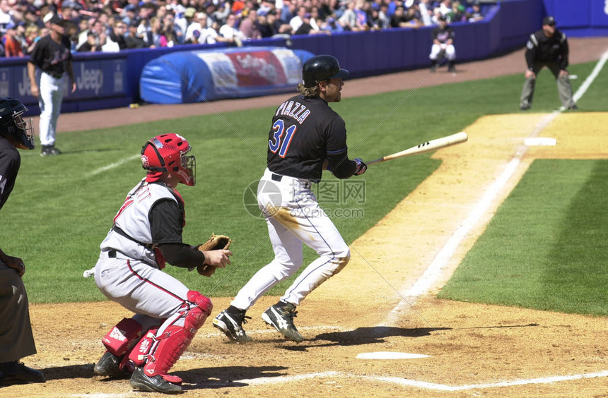 迈克皮亚扎在纽约大都会队的职业生涯中为纽约大都会队的比赛中的比赛动作名人堂捕手MikePiazza是一名前职业棒球接手高清图片下载-正版图片 ...