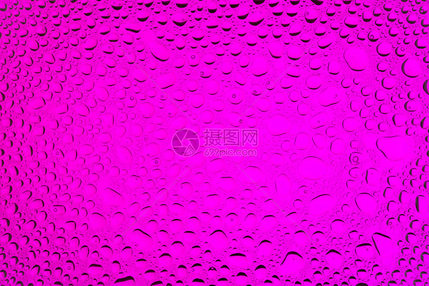 在白色和粉红色梯度背景上贴近水滴覆盖着高清图片下载-正版图片505305089-摄图网