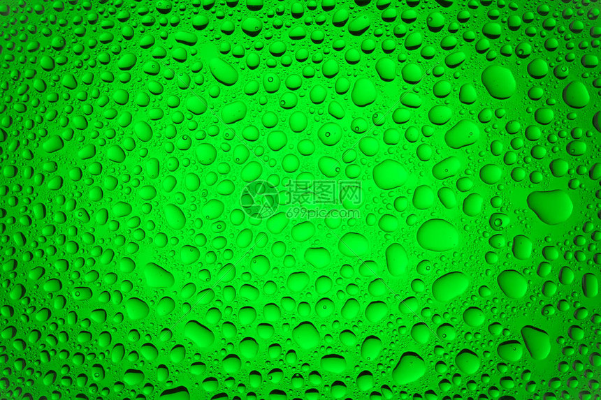 在绿色梯度背景上贴近水滴覆盖着高清图片下载-正版图片505305094-摄图网